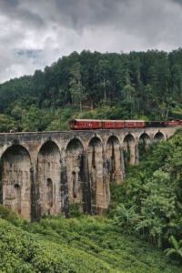 GUIDE TO THE NINE ARCH BRIDGE IN ELLA [SRI LANKA]
