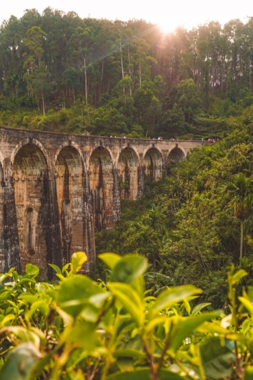 GUIDE TO THE NINE ARCH BRIDGE IN ELLA [SRI LANKA]